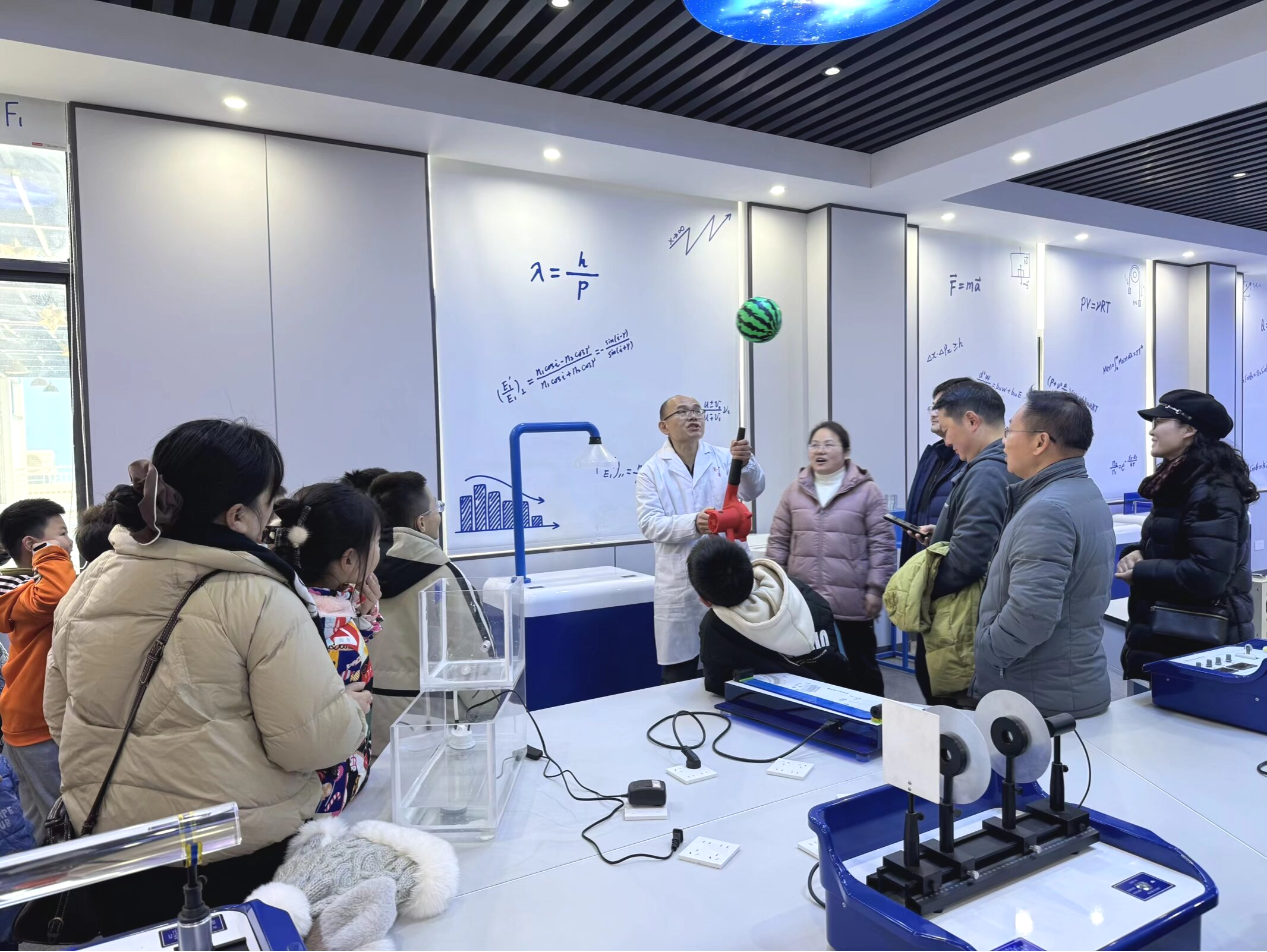 我校物理课程组举办“会飞的‘懒’小球”流体力学科普亲子活动-建筑工程学院